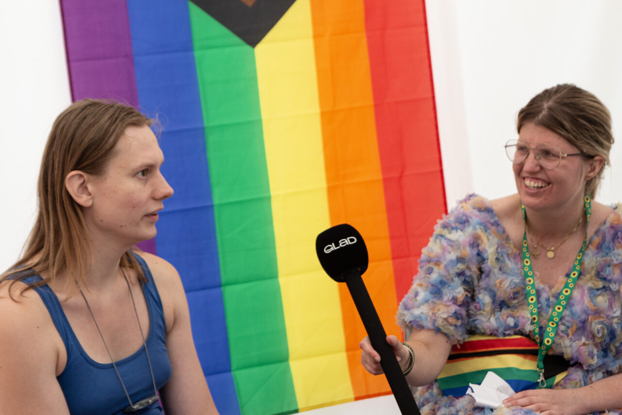 Copenhagen Pride med en solsikkesnor om halsen - TV Glad