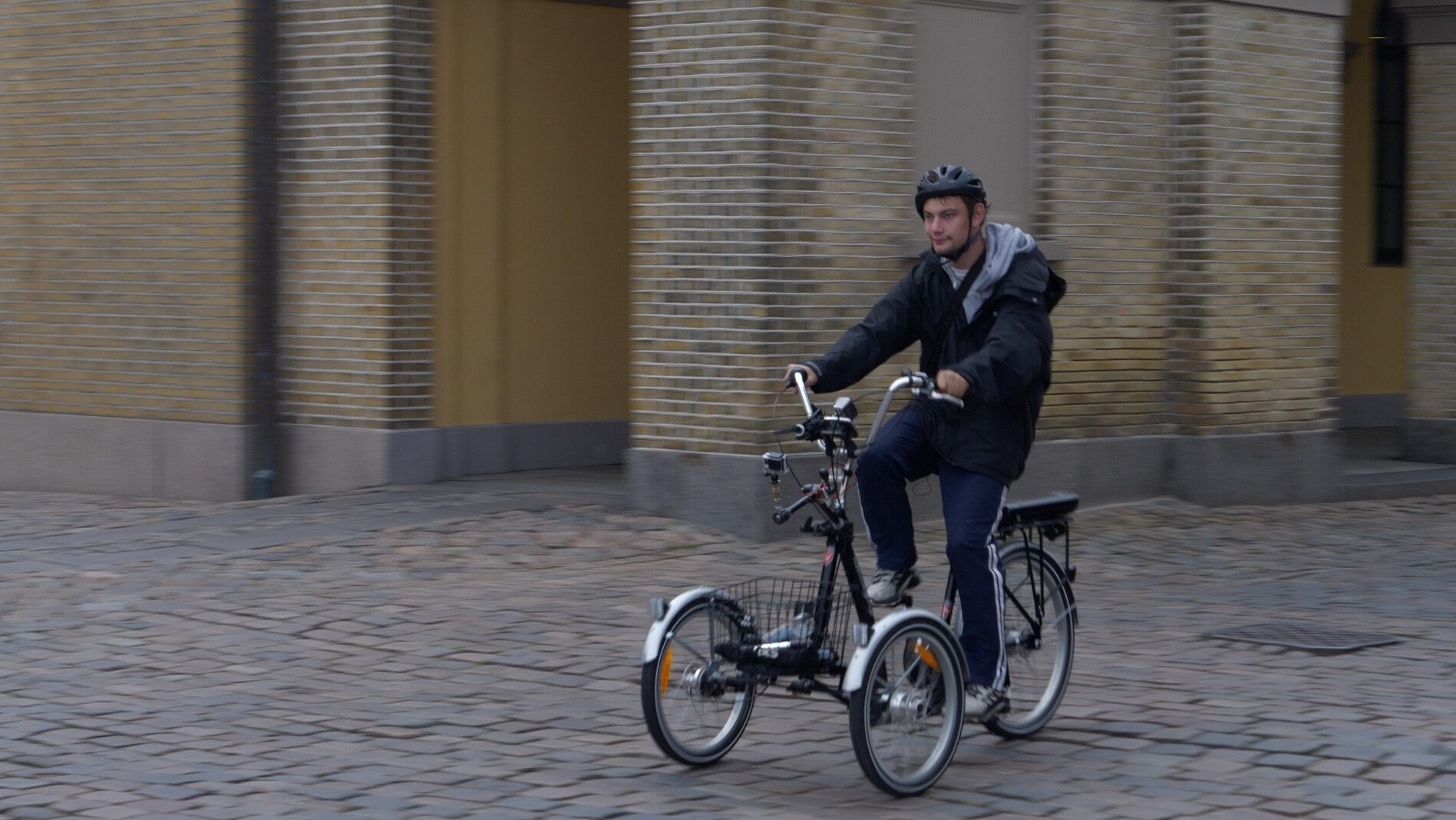 DANIEL HAR FÅET SIN FRIHED MED SIN ELCYKEL - TV Glad